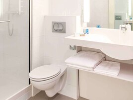 Quarto Executivo, 1 cama de casal e sofá-cama | Casa de banho | Artigos de higiene ecológicos, um secador de cabelo, toalhas fornecidas 