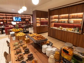 Café da manhã com buffet diário (EUR 19.00 por pessoa) 