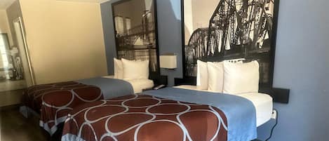 Escrivaninha, berços grátis, Wi-Fi de cortesia, roupa de cama