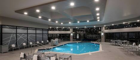 Piscina interna, piscina externa, funciona das 6h às 23h, guarda-sóis