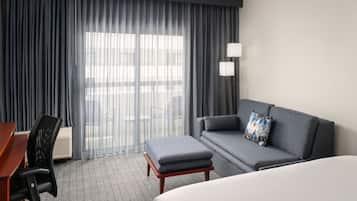 Roupas de cama premium, escrivaninha, cortinas blackout