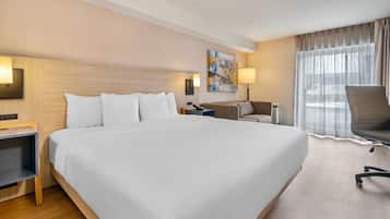 Quarto, 1 cama queen-size e sofá-cama, acessível, não fumadores (Upgrade) | Roupa de alta qualidade, camas de colchão pillowtop, secretária