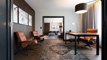 Uma sala de estar moderna com poltronas de couro, uma mesa de centro e um tapete.