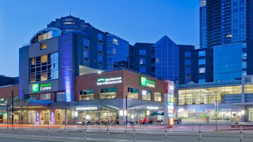 Um hotel Holiday Inn Express, com uma loja Starbucks e um restaurante.