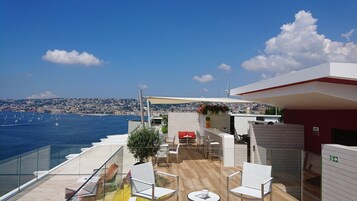 Terraço com espreguiçadeiras