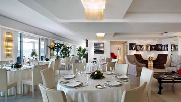 Serviço de almoço e jantar; local e internacional, vistas para a praia