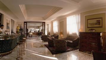 Bar de coquetéis, vista para o mar, aberto em determinados dias