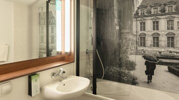 Quarto Superior, 1 cama queen-size | Casa de banho | Artigos de higiene ecológicos, um secador de cabelo, toalhas fornecidas 