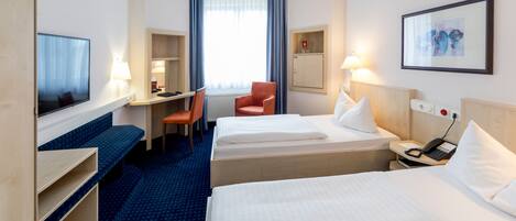 Roupa hipoalergénica, cofre no quarto, secretária