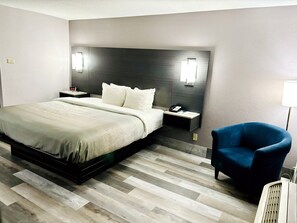 Quarto Standard, 1 cama king-size, não fumadores | Cortinas/cortinados opacos, ferro/tábua de engomar, camas desdobráveis 