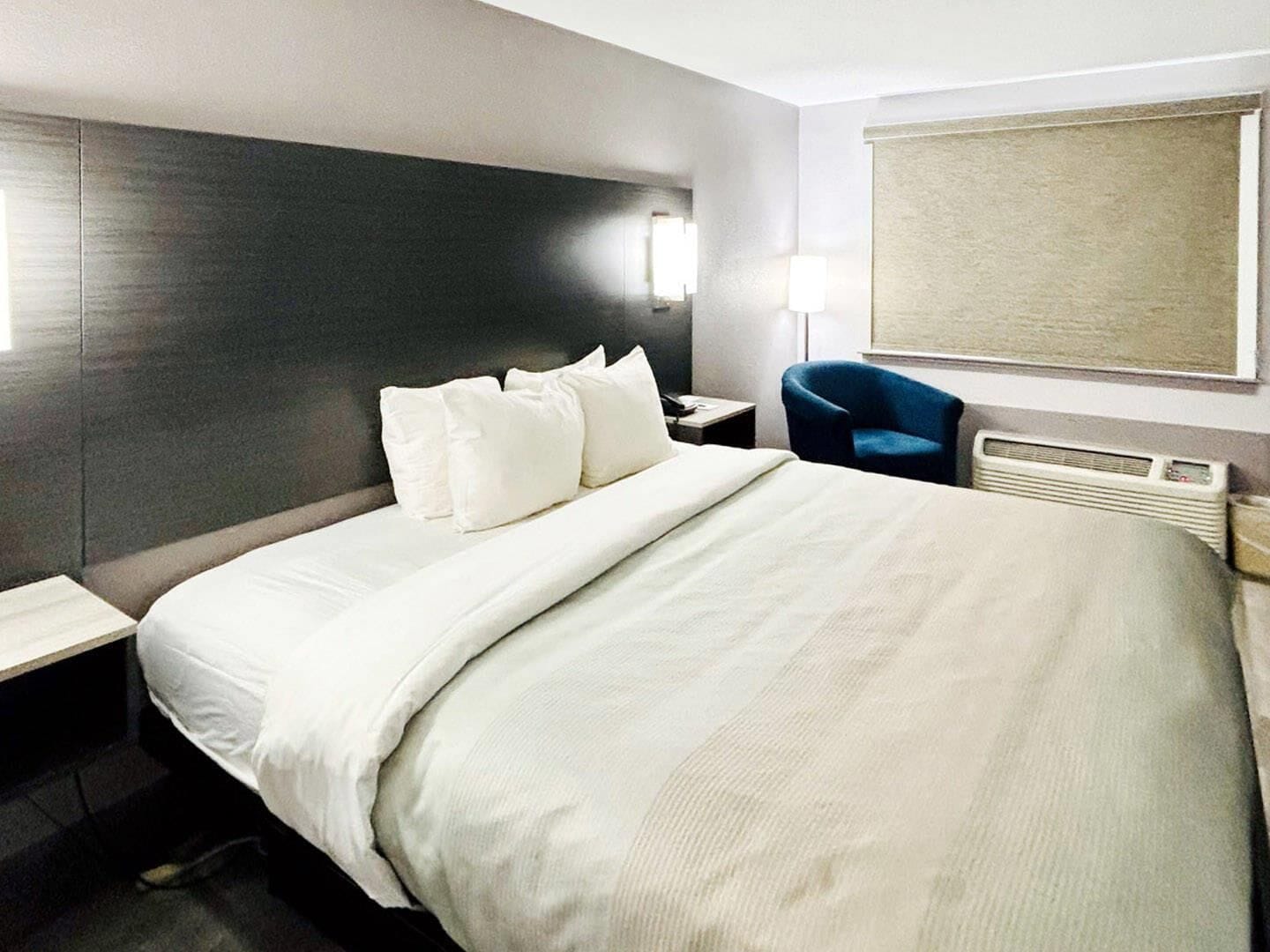 Quarto Standard, 1 cama king-size, não fumadores | Cortinas/cortinados opacos, ferro/tábua de engomar, camas desdobráveis 