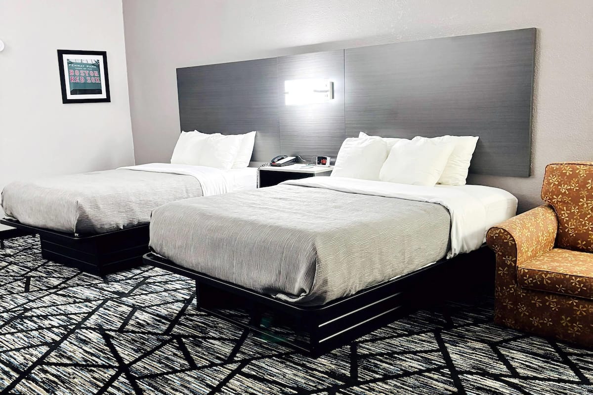 Quarto standard, várias camas, para não fumantes | Cortinas blackout, ferros/tábuas de passar roupa