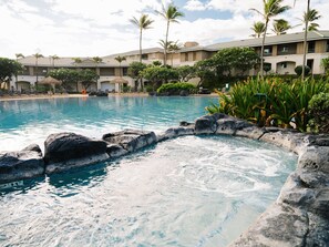 Piscina externa, guarda-sóis, espreguiçadeiras