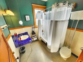 Quarto, 1 cama King | Banheiro | Chuveiro/banheira combinados, produtos de toalete de grife