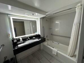 Quarto, 1 cama king-size, acessível, não fumadores | Casa de banho | Uma combinação polibã/banheira, um secador de cabelo 
