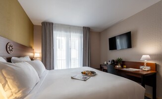 Quarto Clássico com Cama de Casal (Saint Nicolas) | Roupa de alta qualidade, camas de colchão pillowtop, secretária