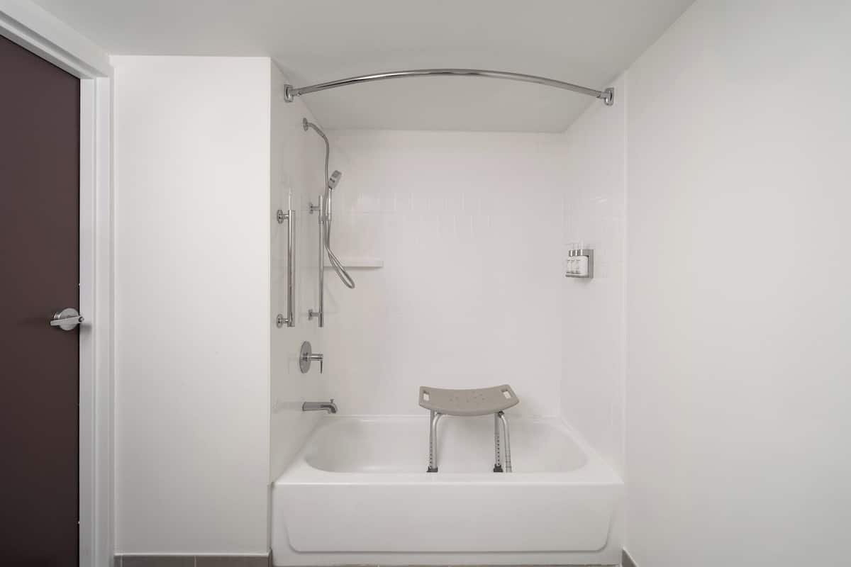 Quarto standard, 1 cama King, acessível (Mobility) | Escrivaninha, espaço de trabalho para notebook, cortinas blackout