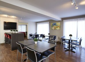 Café da manhã completo grátis todos os dias