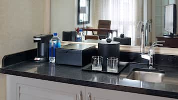 1 quarto, edredons de pluma, frigobar, escrivaninha