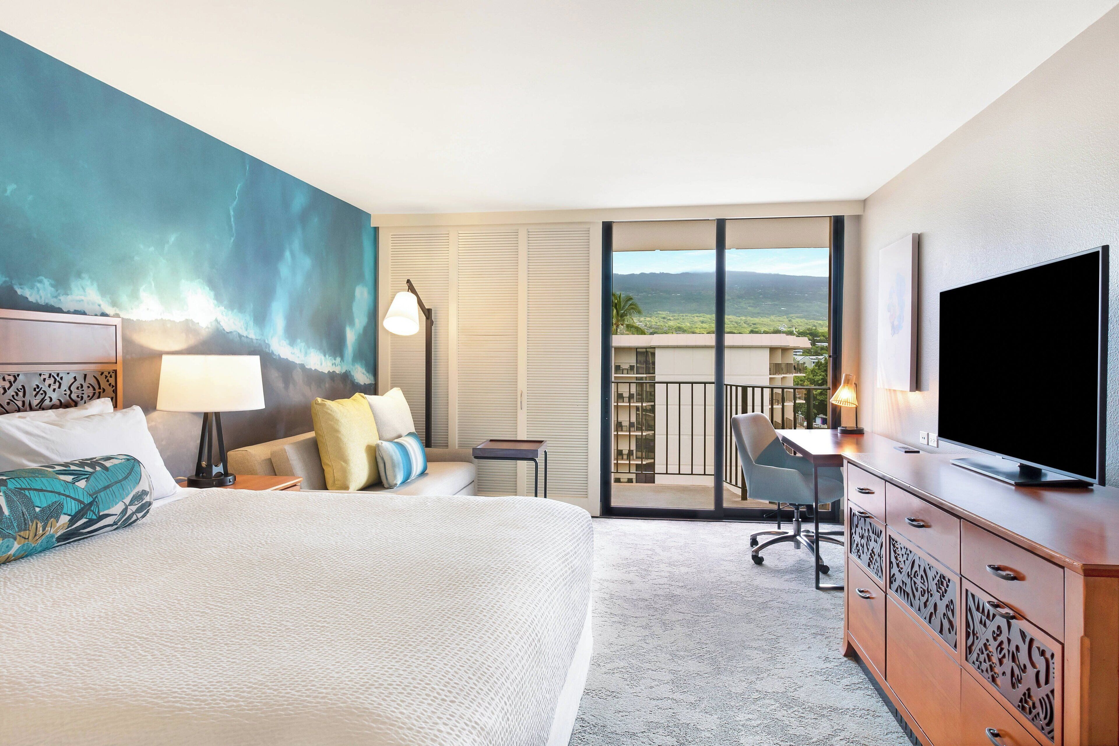 Quarto, 1 cama king-size e sofá-cama, vista para o oceano (Balcony) | Cofre com capacidade para portátil, secretária, ferro/tábua de engomar 