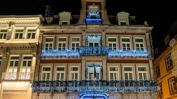 Fachada do alojamento (tarde/noite)