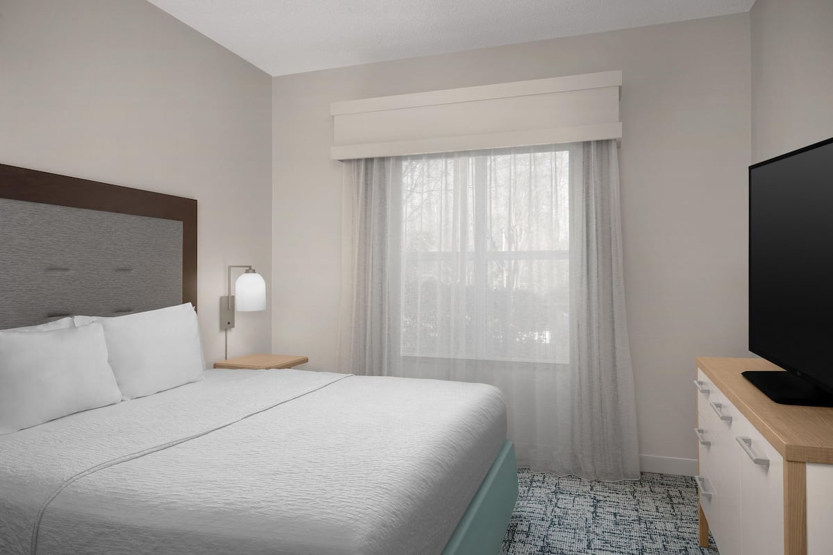 Cofre no quarto, secretária, berços/camas para crianças grátis