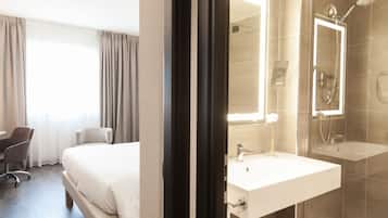 Quarto Superior, 1 cama de casal | Casa de banho | Um polibã, artigos de higiene ecológicos, um secador de cabelo, um bidé
