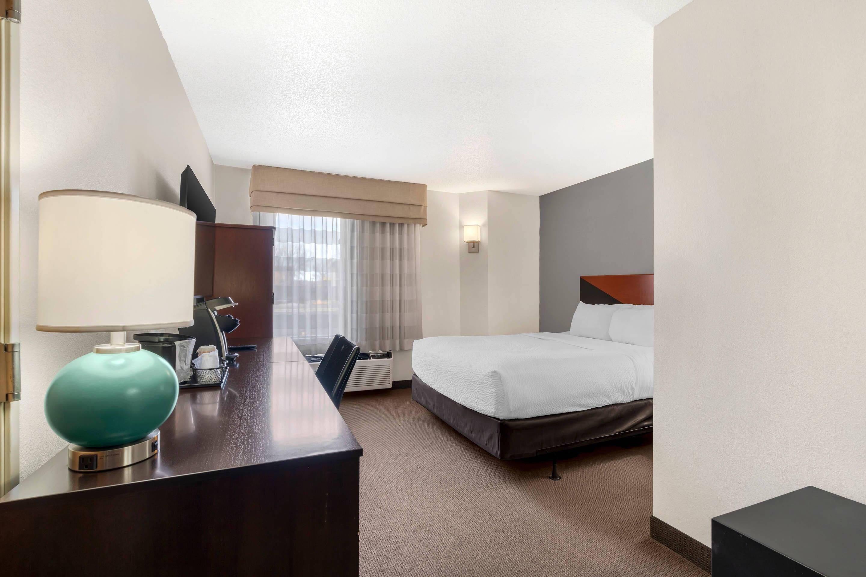 Quarto, 1 cama Queen, acessível, para não fumantes | Cofres nos quartos, escrivaninha, ferros/tábuas de passar roupa