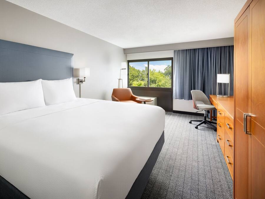 Roupas de cama premium, camas com colchões pillow-top, escrivaninha