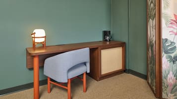Um espaço de trabalho pequeno com uma mesa, cadeira e máquina de café.
