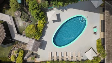 Piscina externa, guarda-sóis, espreguiçadeiras