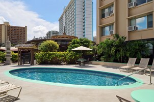 Piscina externa, guarda-sóis, espreguiçadeiras