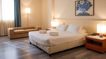 Quarto triplo clássico (or 1 Double Bed and 1 Single Bed) | Roupas de cama premium, edredons de pluma, frigobar, cofres nos quartos