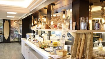 Pequeno-almoço tipo buffet diário (10 EUR por pessoa)