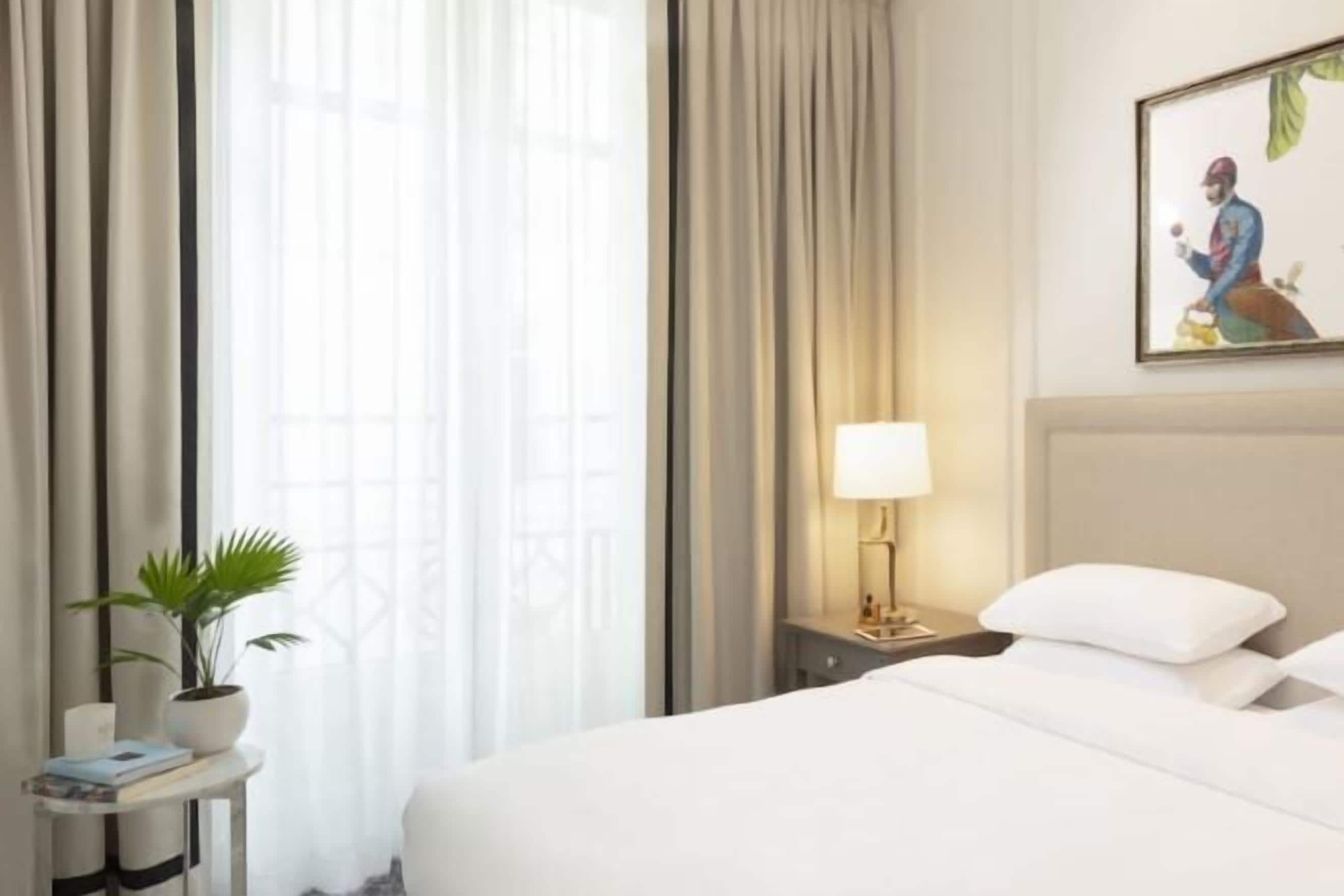 Roupa de alta qualidade, camas de colchão pillowtop, minibar 