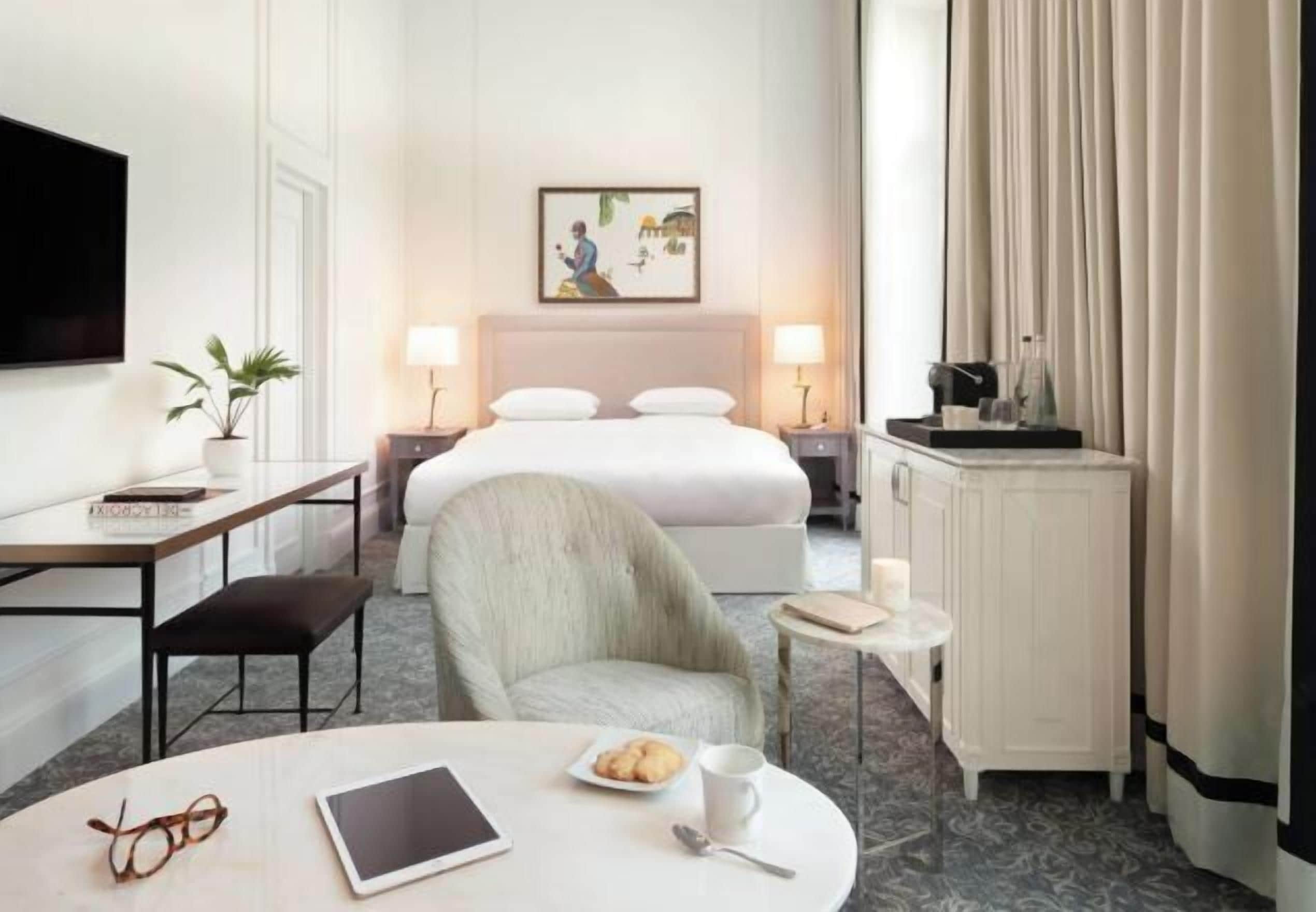 Roupa de alta qualidade, camas de colchão pillowtop, minibar 