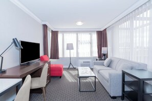 Suite Standard, 1 cama king-size (Kitchenette, South Tower) | Cofre no quarto, secretária 