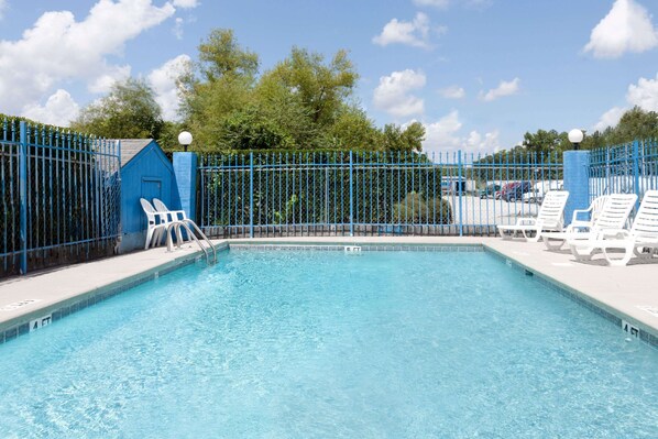 Piscina exterior sazonal 