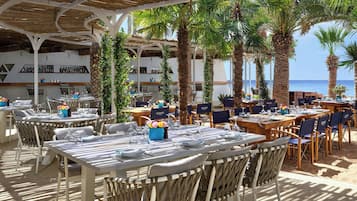 4 restaurantes: servem pequenos-almoços, almoços e jantares