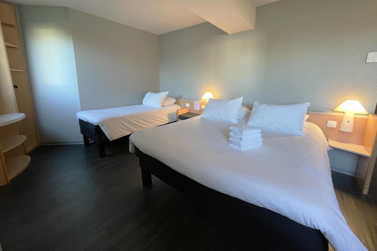 Quarto, várias camas | Roupa de alta qualidade, secretária, quartos insonorizados