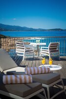 Chambre Deluxe vue mer, Solarium privé, 1 lit King | Roupas de cama premium, edredons de pluma, frigobar, cofres nos quartos