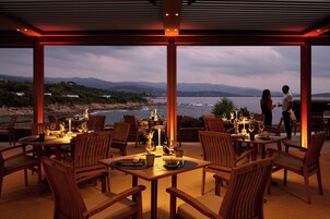 Café da manhã, almoço e jantar; culinária local, vistas para a piscina 