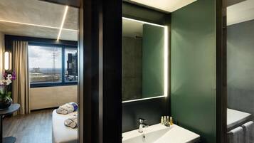 Roupas de cama antialérgicas, frigobar, cofres nos quartos