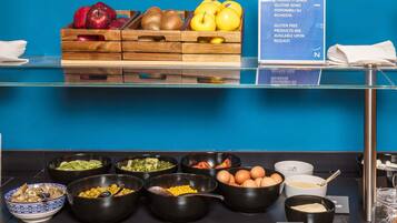 Buffet com diversos alimentos e um aviso indicando opções sem glúten.