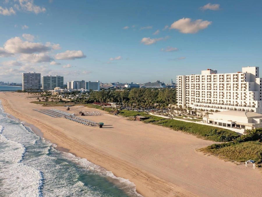 Uma praia privada, praia de areia branca, guarda-sóis de praia