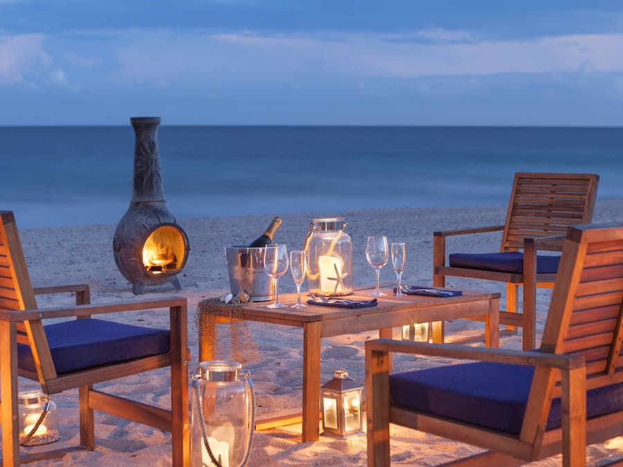 3 bares/lounges, um bar junto à piscina