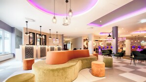 Um lobby moderno com área de estar em curva, balcão de recepção e espaço de bar com assentos.