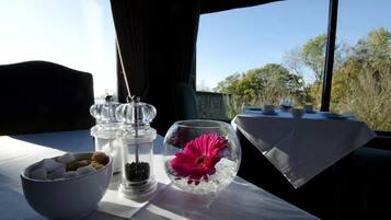 Café da manhã completo diário (GBP 17 por pessoa)