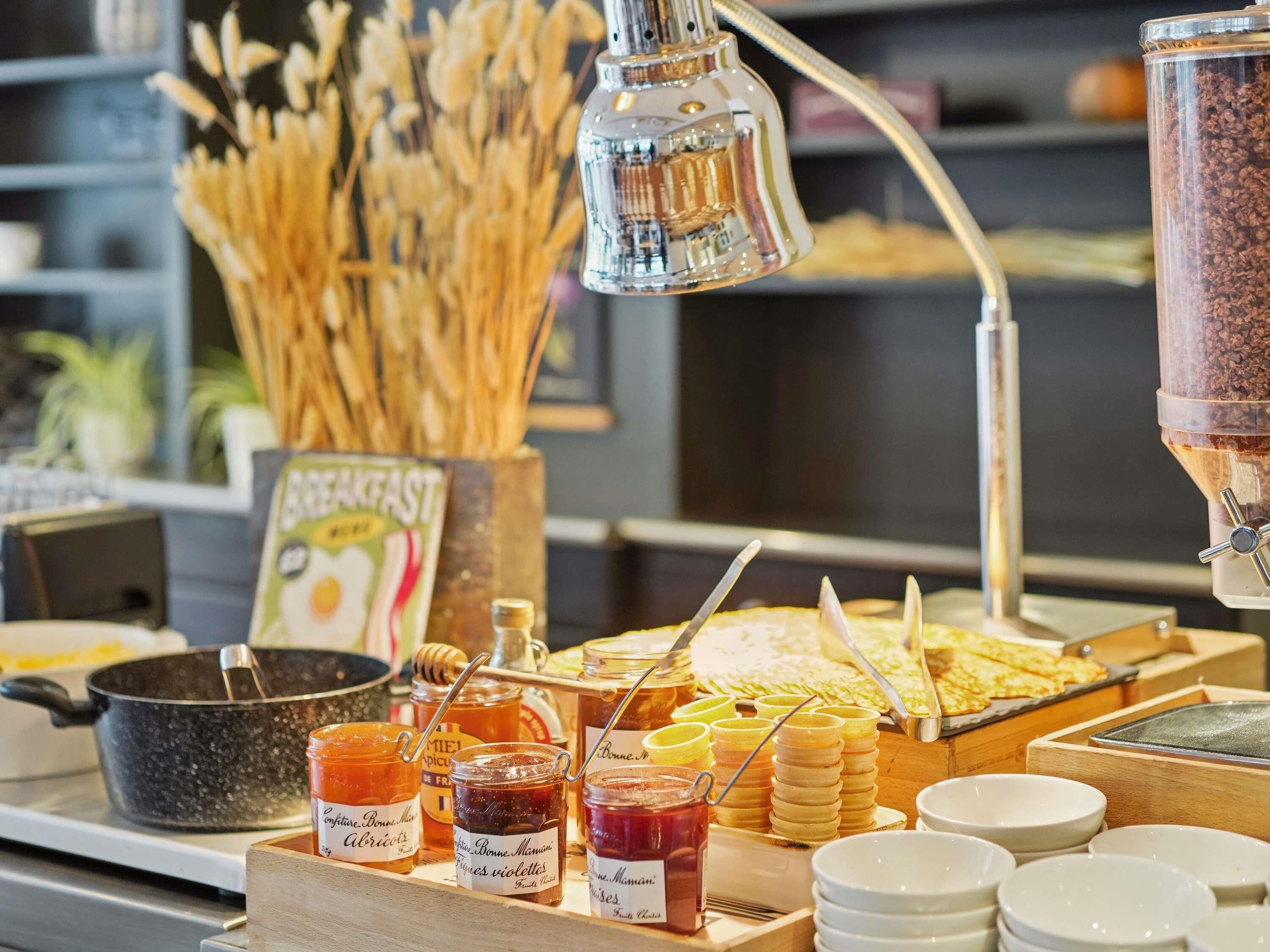 Pequeno-almoço tipo buffet diário mediante uma taxa 