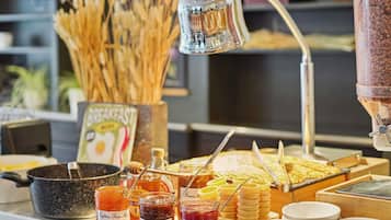 Pequeno-almoço tipo buffet diário mediante uma taxa
